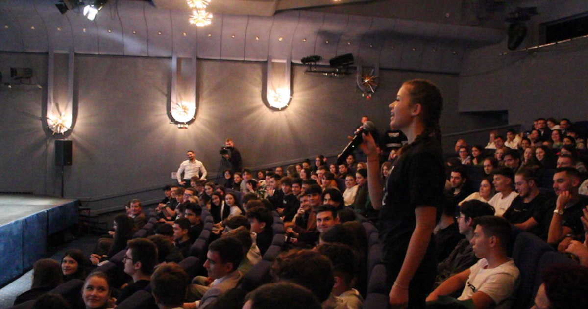 Băsescu, către elevi din Gorj despre o carieră de succes: „Banii nu se fac nici la poker, nici ...