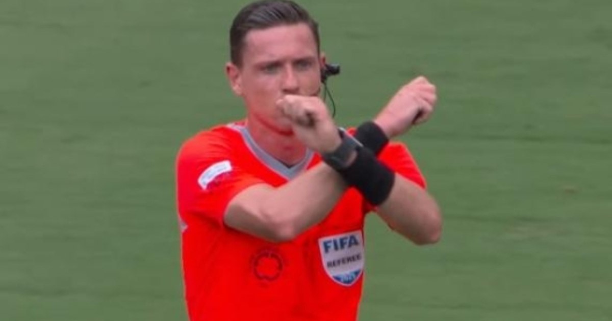 Ce semnificație are semnul X făcut cu brațele de arbitru la meciul Real ...