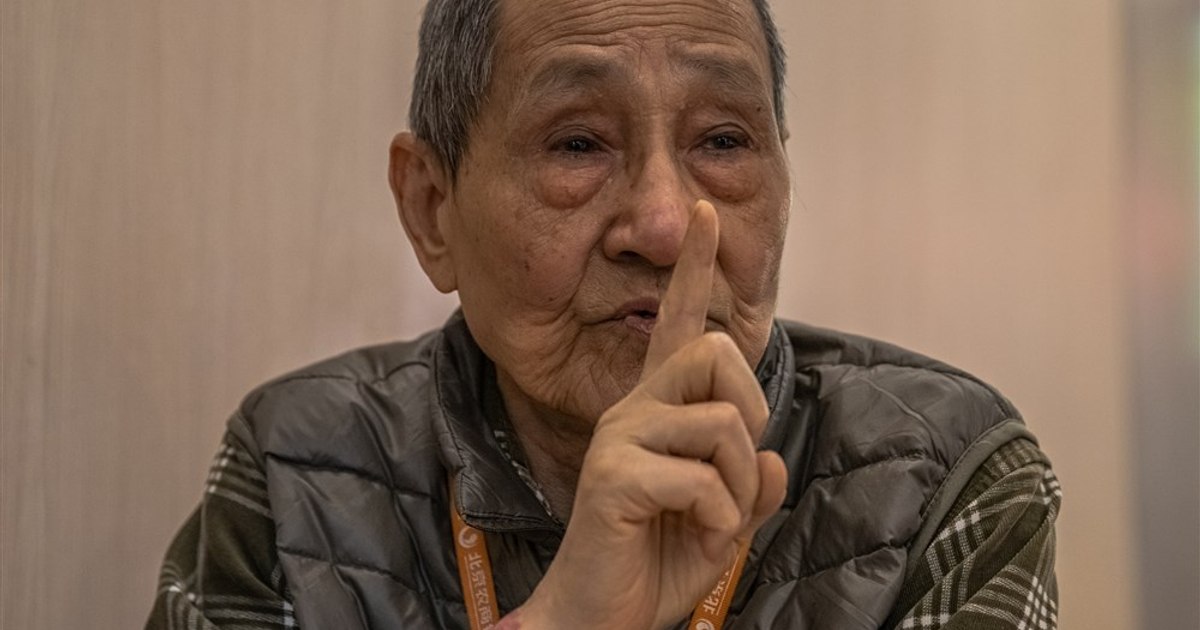 Disidentul chinez Bao Tong, fost oficial de rang înalt, a murit la 90 ...