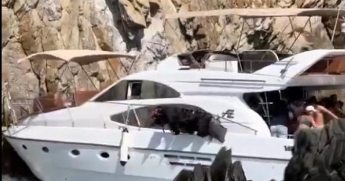 Imagini incredibile cu un iaht de lux plin cu turişti care se izbește ...