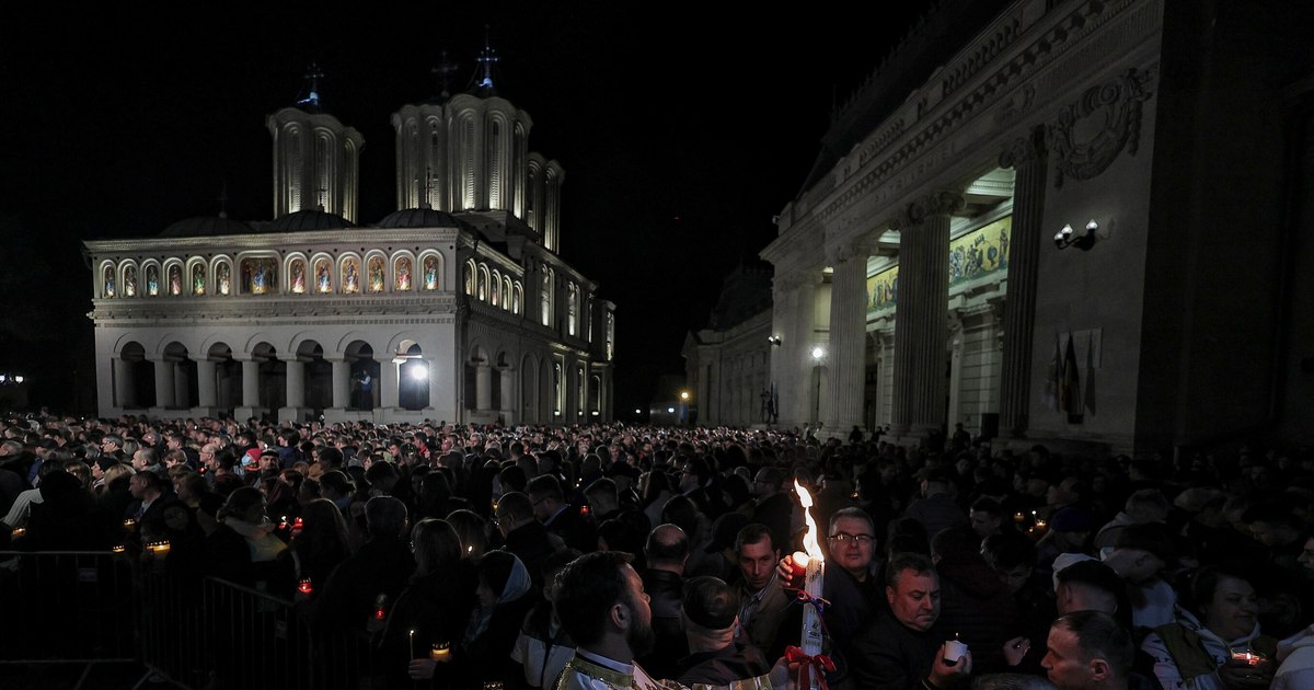 Mii de credincioși la Slujba de Înviere. Imagini impresionante de la ...