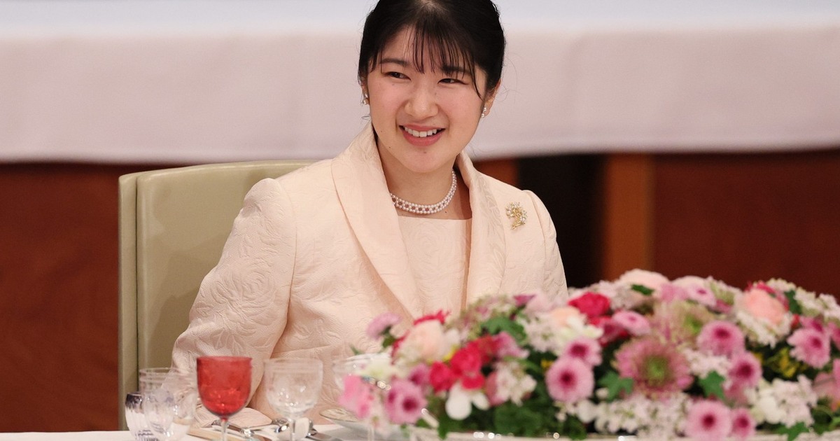 Cea mai tristă prințesă din lume, Aiko a Japoniei, a zâmbit la primul său banchet de stat