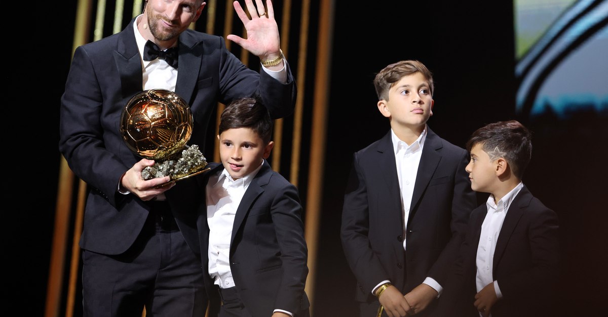 Leo Messi, câștigătorul Balonului de Aur. Cui i-a dedicat trofeul cu ...