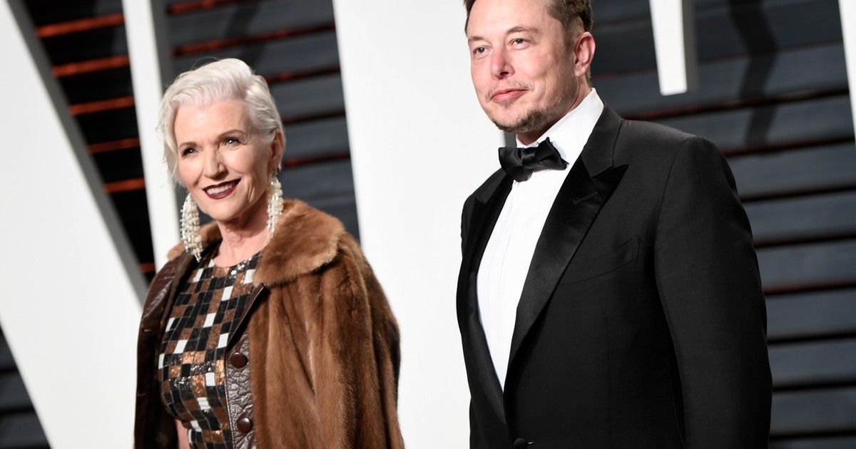 Mama lui Elon Musk doarme în garaj când îl vizitează pe miliardar
