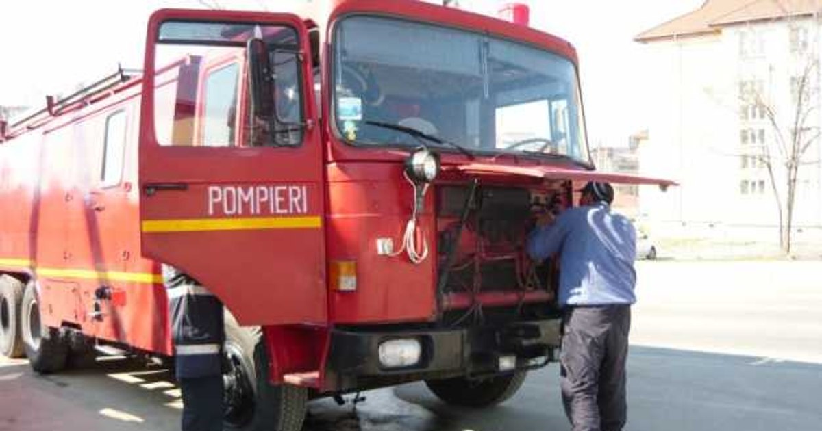 GALERIE FOTO O maşină de pompieri a rămas în drum | adevarul.ro