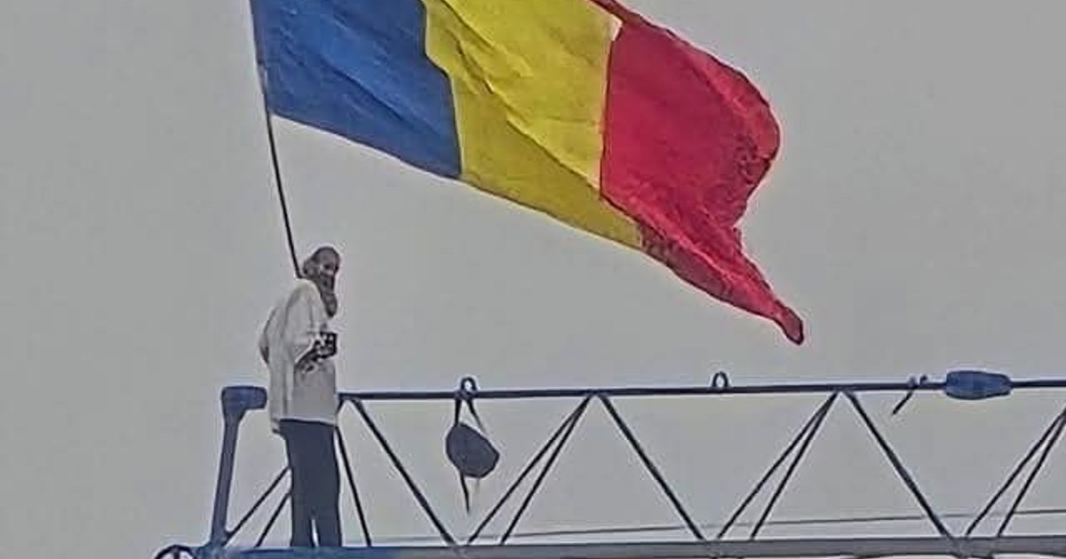 „Stegarul Dac“ s-a urcat în vârful unei macarale să protesteze că nu a ...