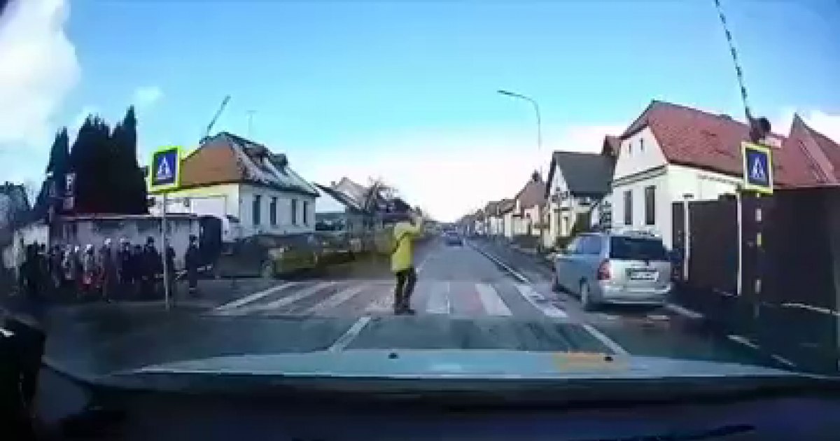 Şofer filmat în timp ce trece în viteză peste „zebra” unde o educatoare ...