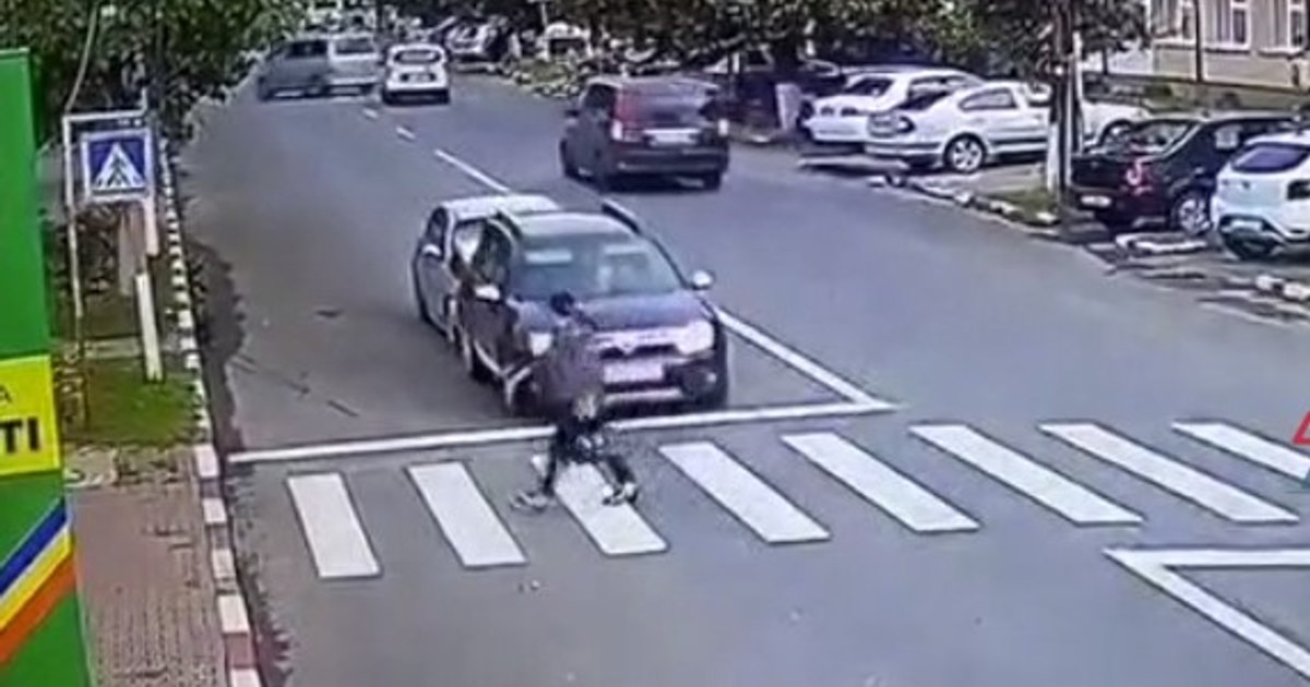 Mașină proiectată pe trecerea de pietoni. Oprise să dea prioritate, dar ...