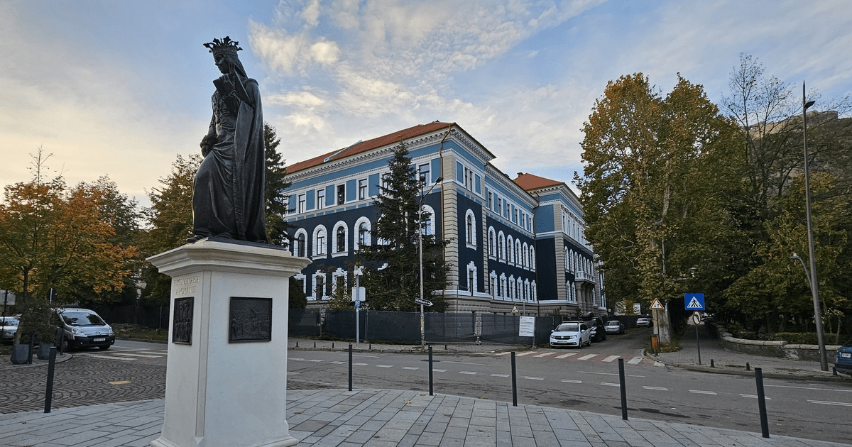 Statuia reginei Maria, amplasată în centrul istoric din Deva