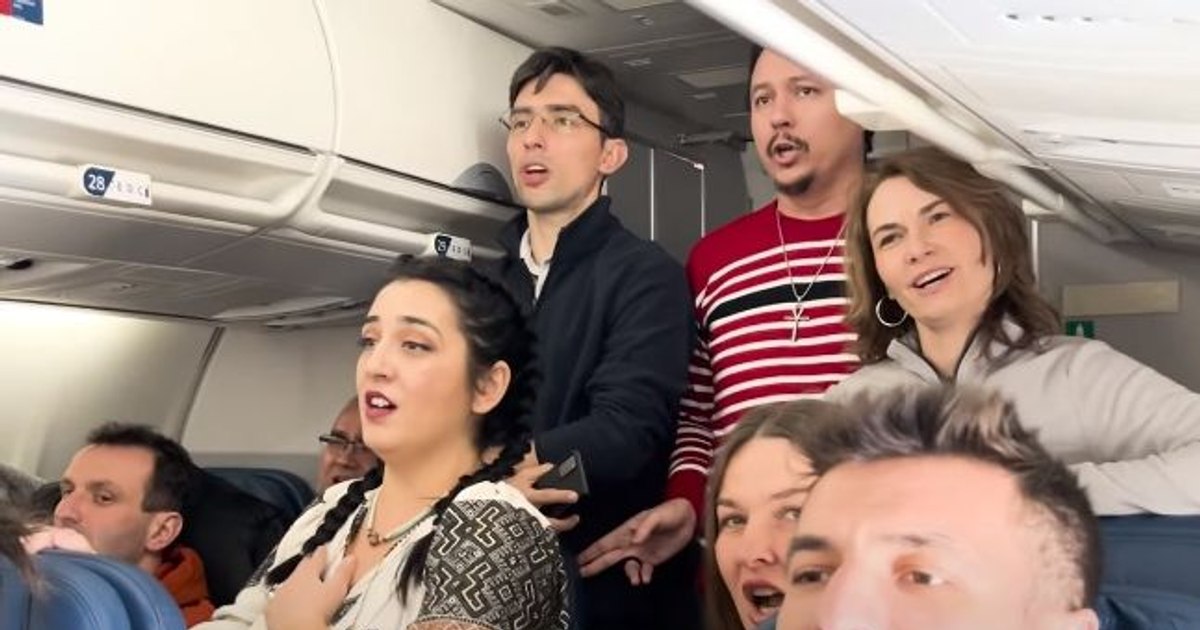 Imnul României cântat de Madrigal în avion. „Deșteaptă-te, române“ a ...