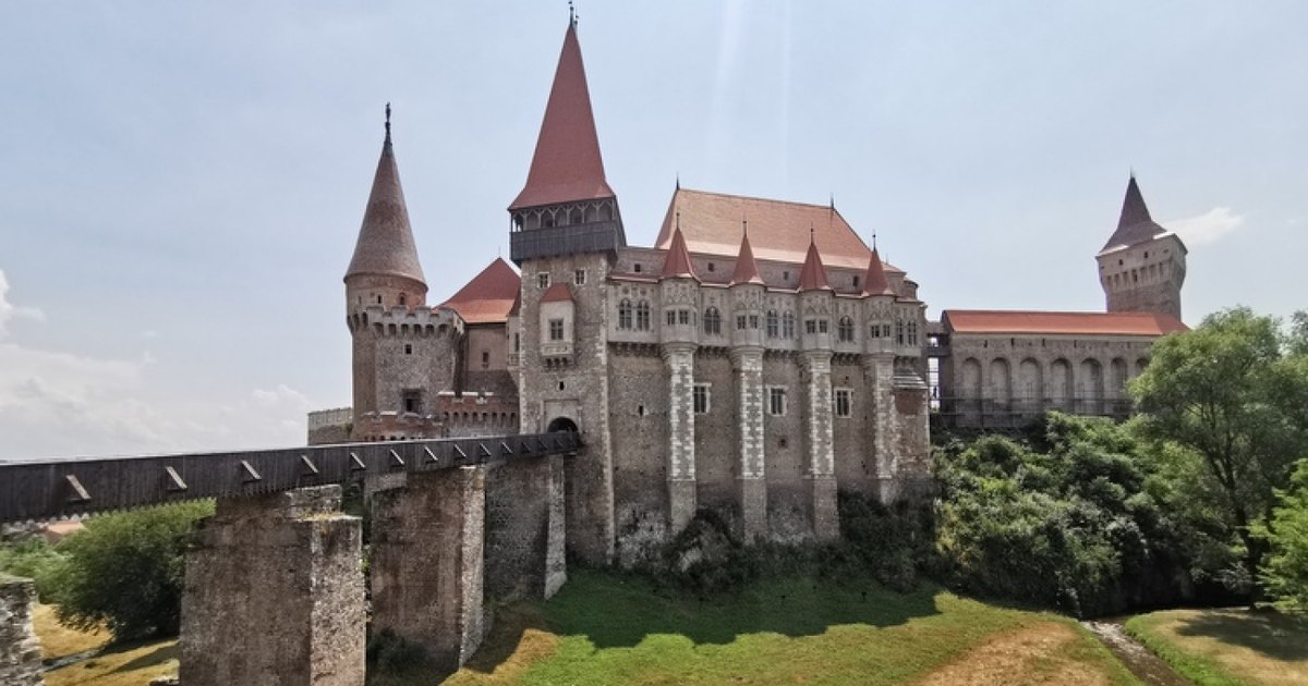 Castelul Corvinilor îşi deschide porţile. Cetatea medievală a ...