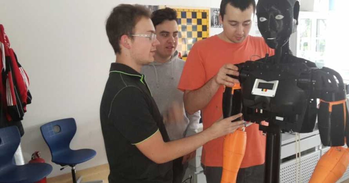 Primul robot umanoid din România, construit de nişte puşti din Botoşani ...