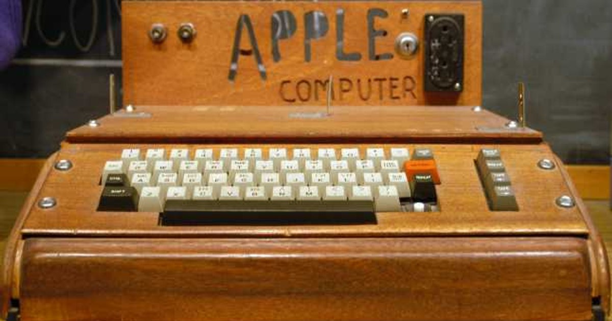 Primul calculator creat de Steve Jobs şi Steve Wozniak, Apple I, a fost ...