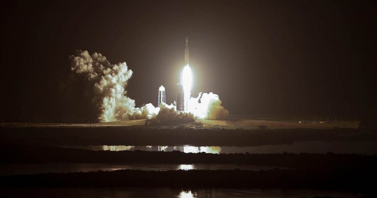 VIDEO SpaceX a lansat 24 de sateliţi cu racheta Falcon Heavy în prima ...