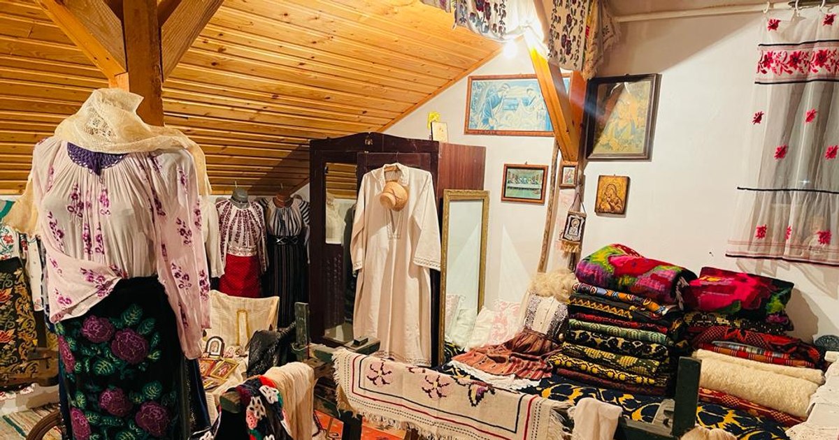 Muzeul țărănesc din podul casei. Este adorat de miri pentru ședințe ...