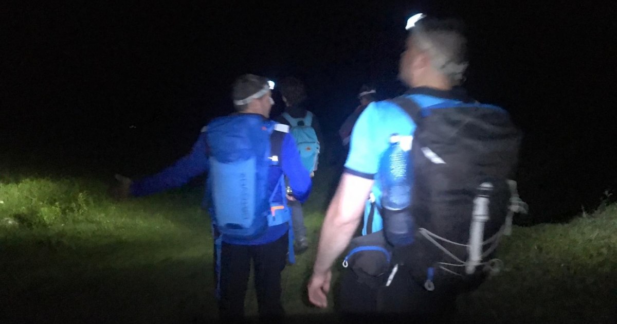 Turişti epuizaţi, rămaşi noaptea pe munte. Ce spun salvamontiştii despre greşelile comise de cei ...