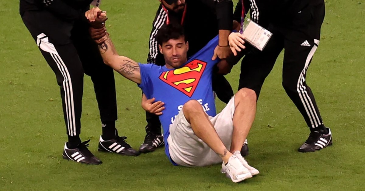 Bărbatul care a intrat pe teren la CM din Qatar cu un steag curcubeu a ...