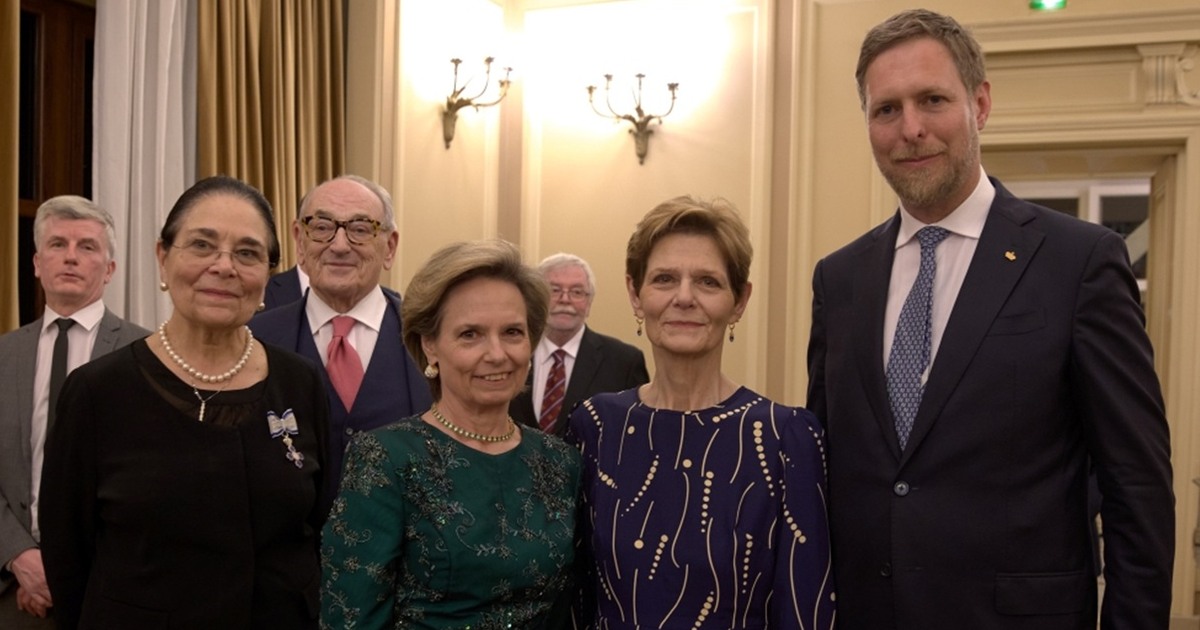Au ieșit în public fără sora lor, Margareta, dar însoțite de un prinț ...