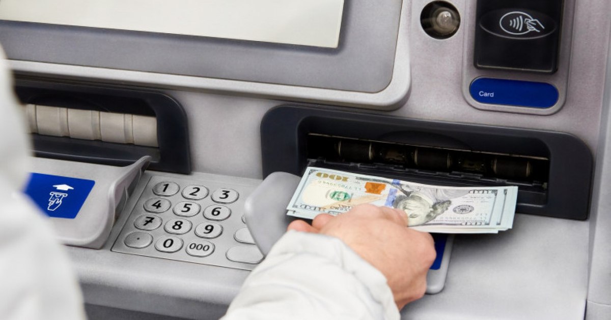 Trei bănci, înșelate cu bani falși. Sute de mii de dolari falși introduși în bancomate și ...