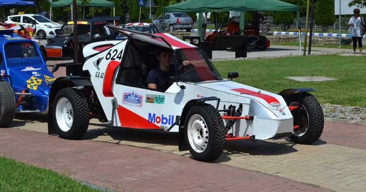 Plimbări cu mașini buggy, noua distracție. Micile vehicule sunt văzute ...