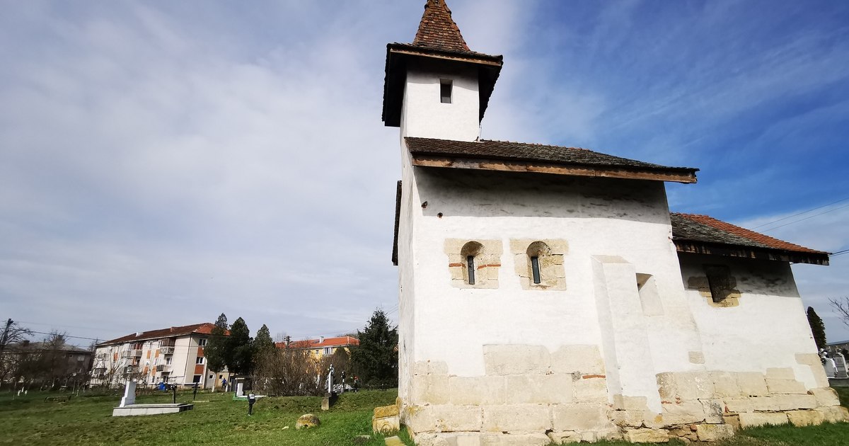 Cea mai veche biserică românească din România plânge. „Este într-o ...
