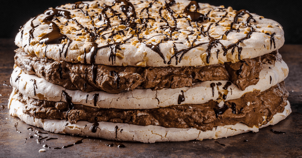 Tort de bezea cu cremă de ciocolată