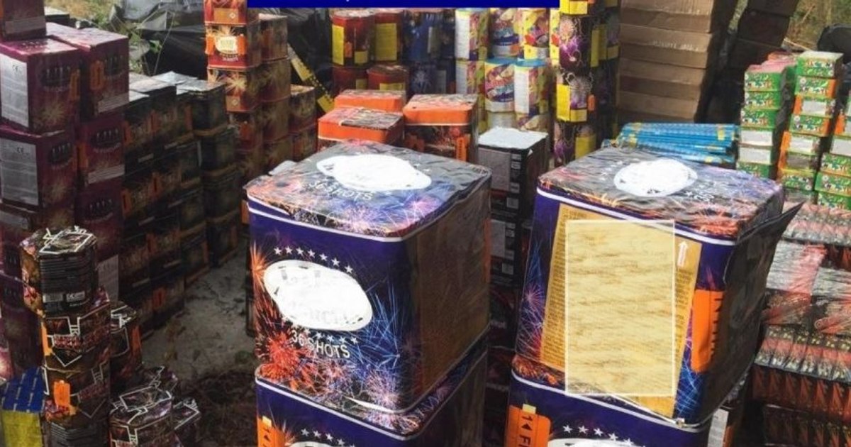 2.313 bucăţi de pocnitori, 400 bucăţi de petarde şi 4 bucăţi tuburi de ...