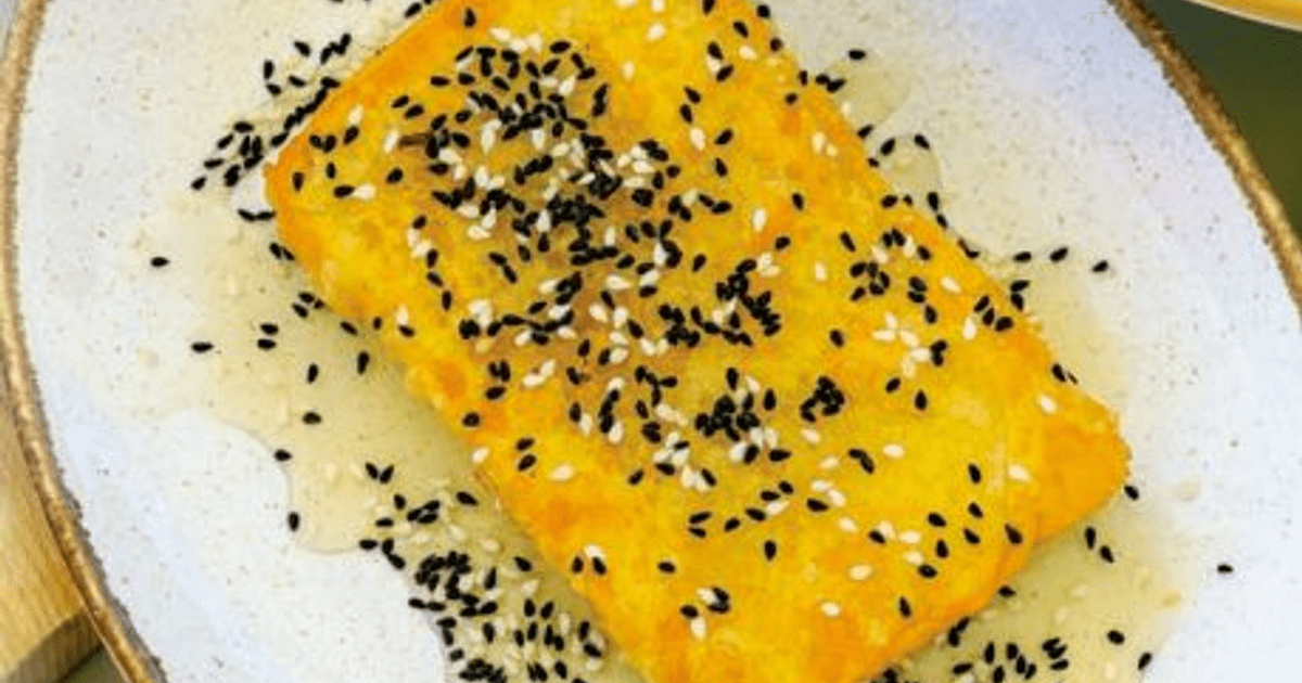 Feta crocantă în crustă de susan cu miere