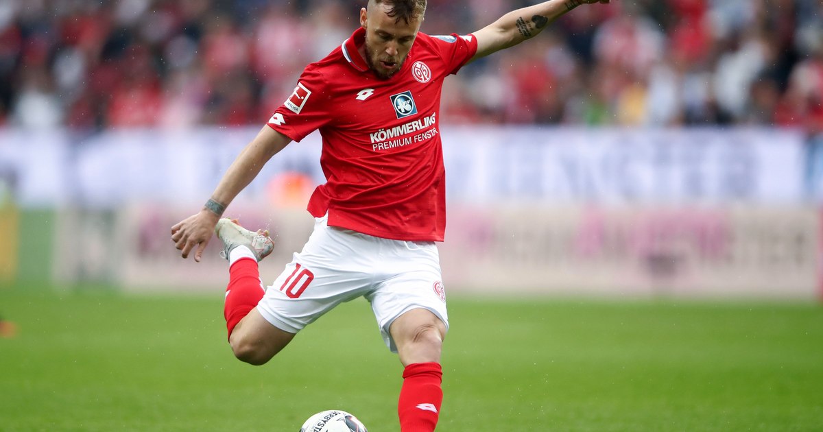 Imagine emoționantă cu tricoul lui Alex Maxim printre dărămăturile din ...