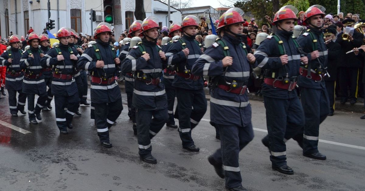 Decoraţi şi avansaţi în grad de Ziua Protecţiei Civile | adevarul.ro