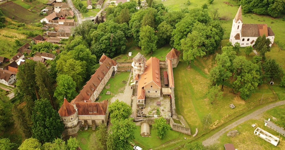 Castelul Bethlen, ruinat de comuniști, vedetă la Hollywood. Clădirea ...