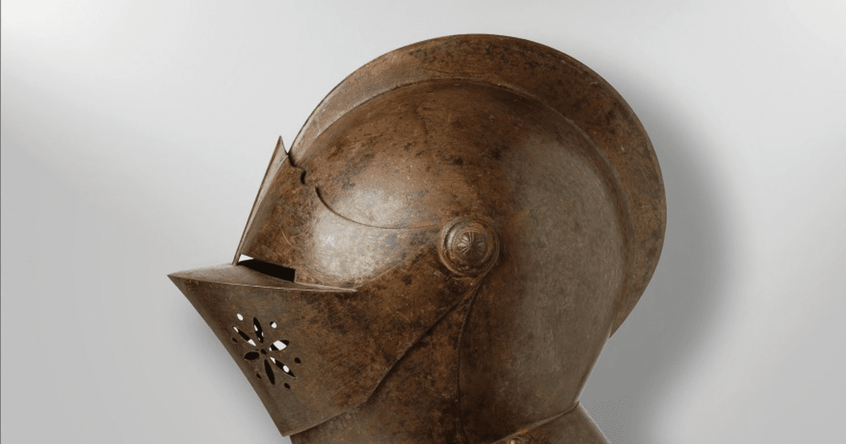 O cască de tip armet cu vizieră mobilă pentru armura de cavaler ...