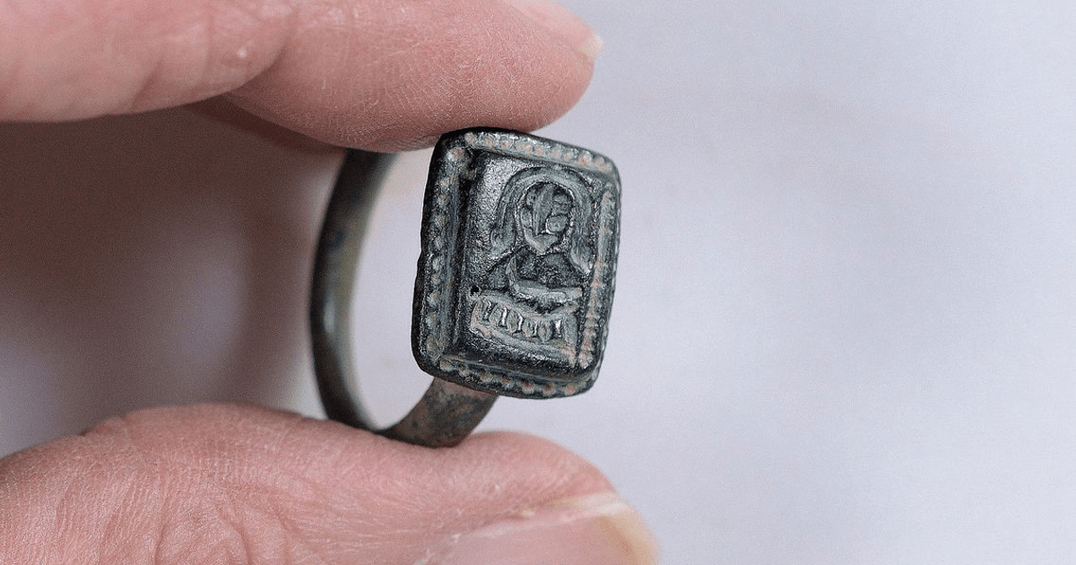 Un inel medieval, cu portretul Sfântului Nicolae, a fost descoperit de ...