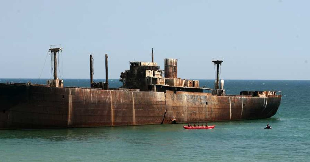 Marea Neagră rupe bucăți din epava de la Costinești. Cum arată acum ...