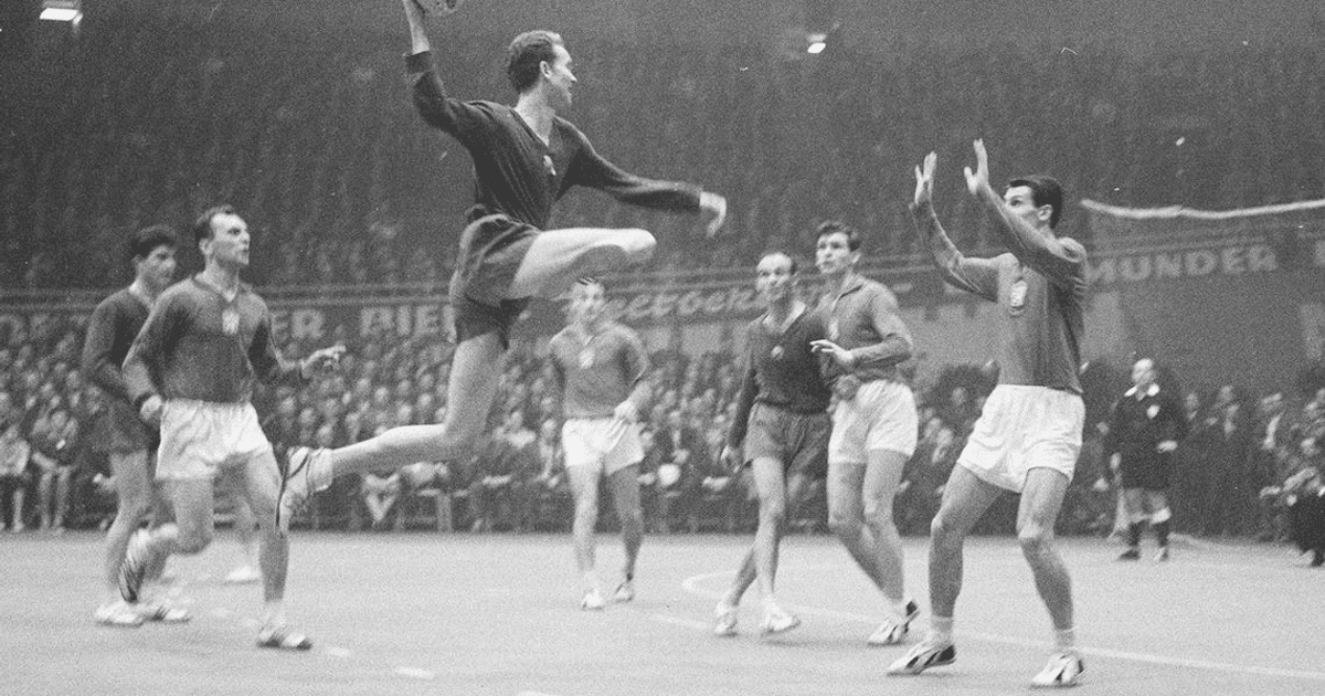 Calendar 12 martie: 1961 - Echipa de handbal masculin a României a ...