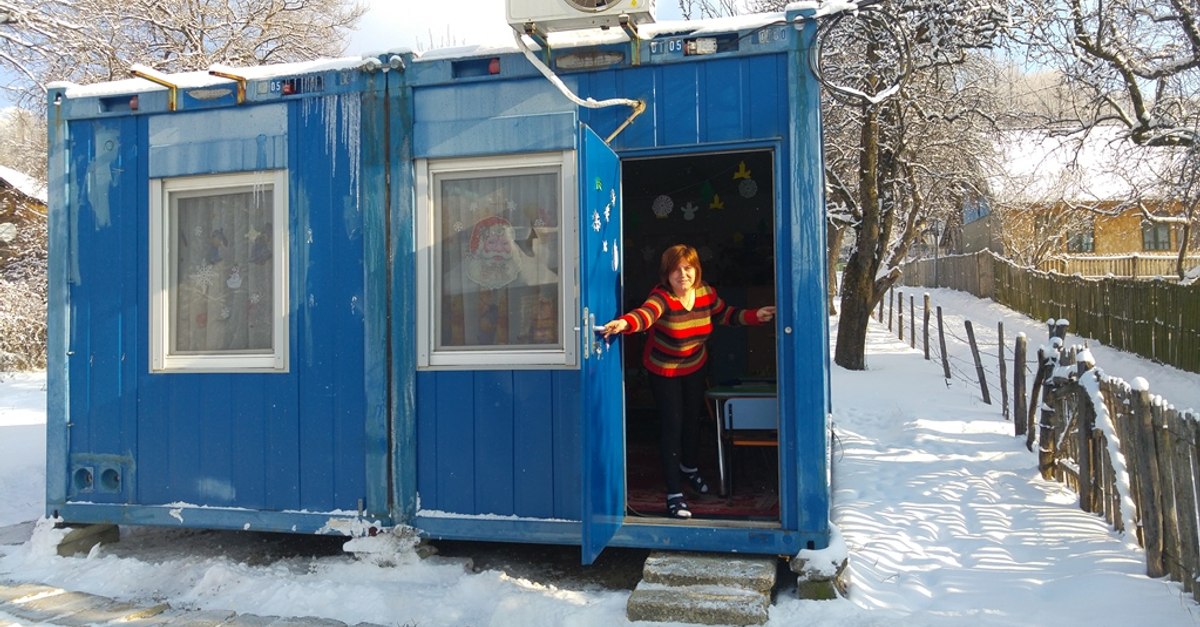 Asta e grădiniţa din container! Copiii din comuna Vârfuri învață într-o ...