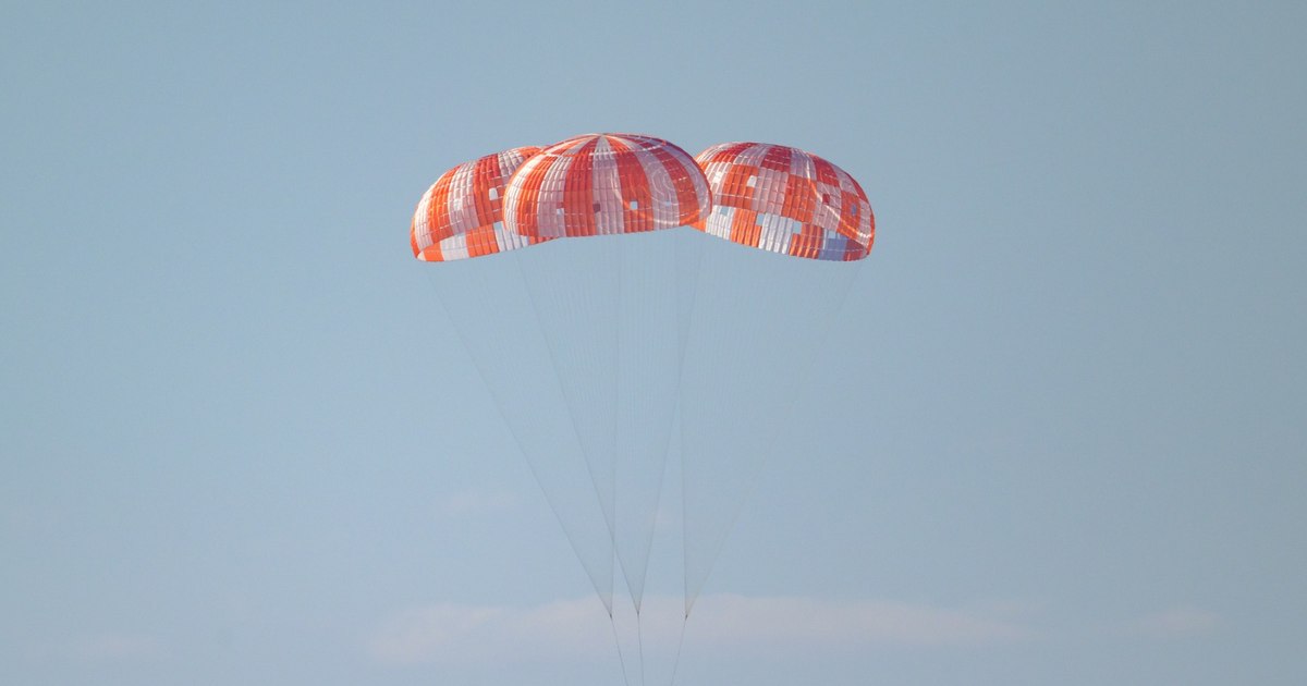 Capsula Orion a misiunii Artemis II a revenit cu succes pe Pământ ...