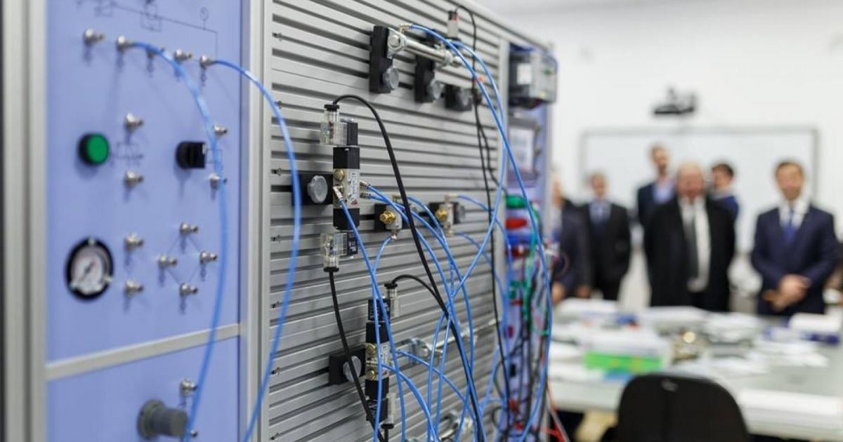 FOTO Laboratoare cu echipamente industriale pentru viitorii specialişti ...