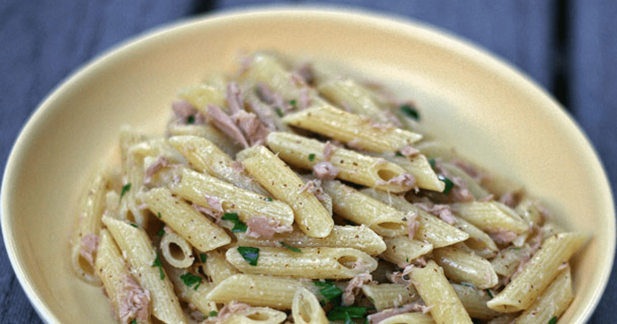 Salată de paste integrale cu ton. Reţeta perfectă pentru un prânz uşor ...