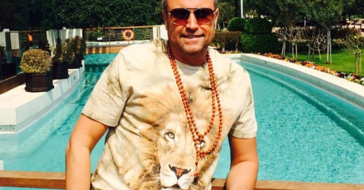 Vezi cine e femeia care l-a făcut bărbat pe Cătălin Botezatu