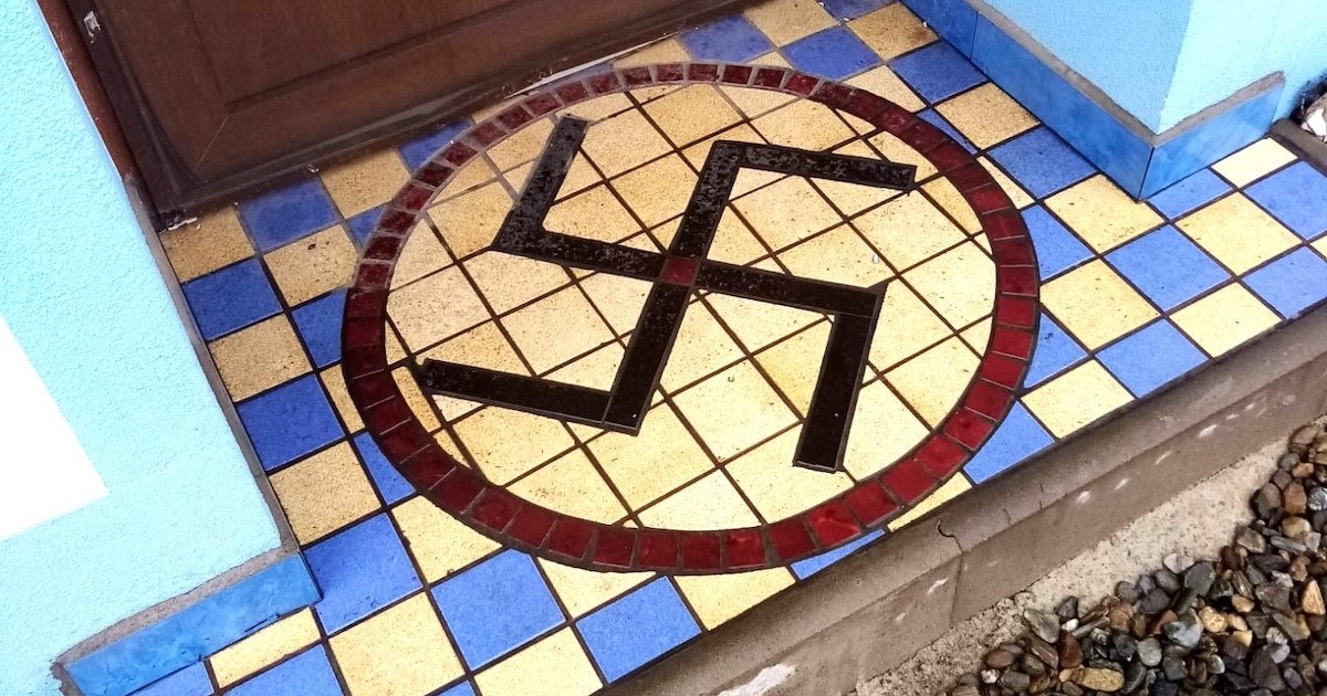 Un sibian care și-a decorat casa cu simboluri naziste este cercetat ...