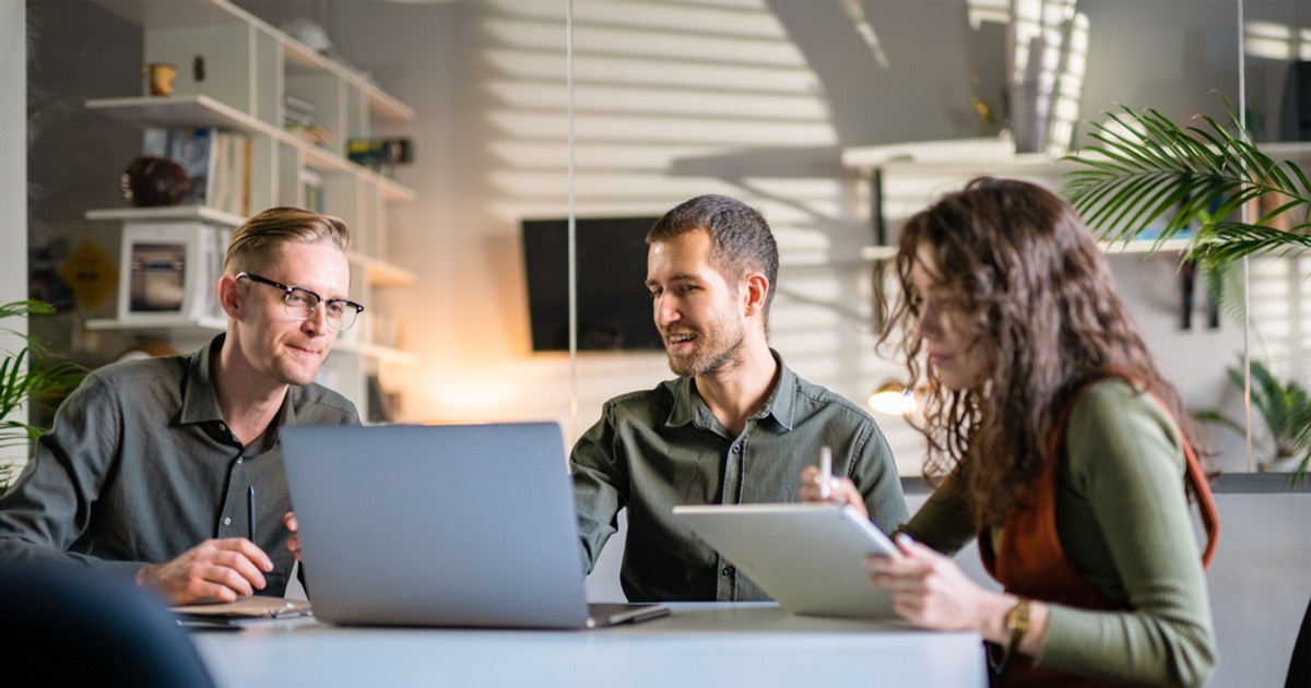 Socializarea la birou - 3 moduri în care îți poate crește ...