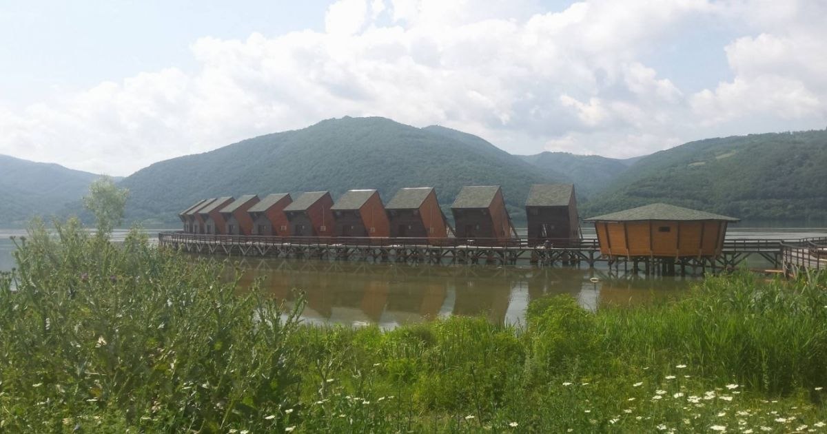 Primul hotel plutitor din România, gata de inaugurare: satul lacustru ...