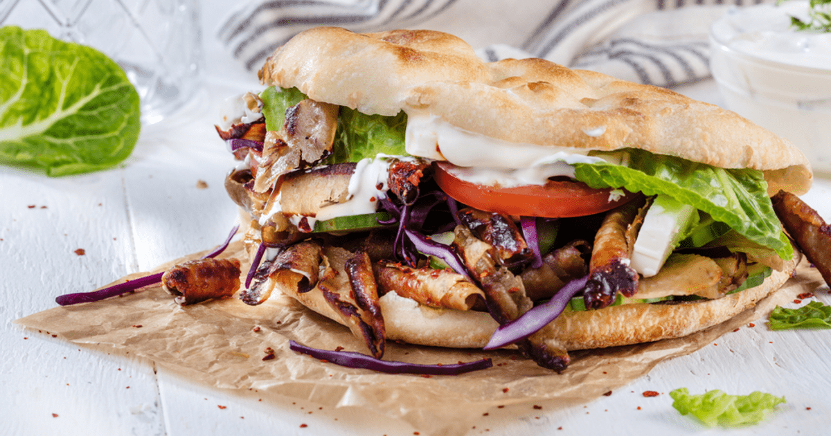 Gyros de porc în pită. Rețeta simplă care va aduce gustul Greciei la ...