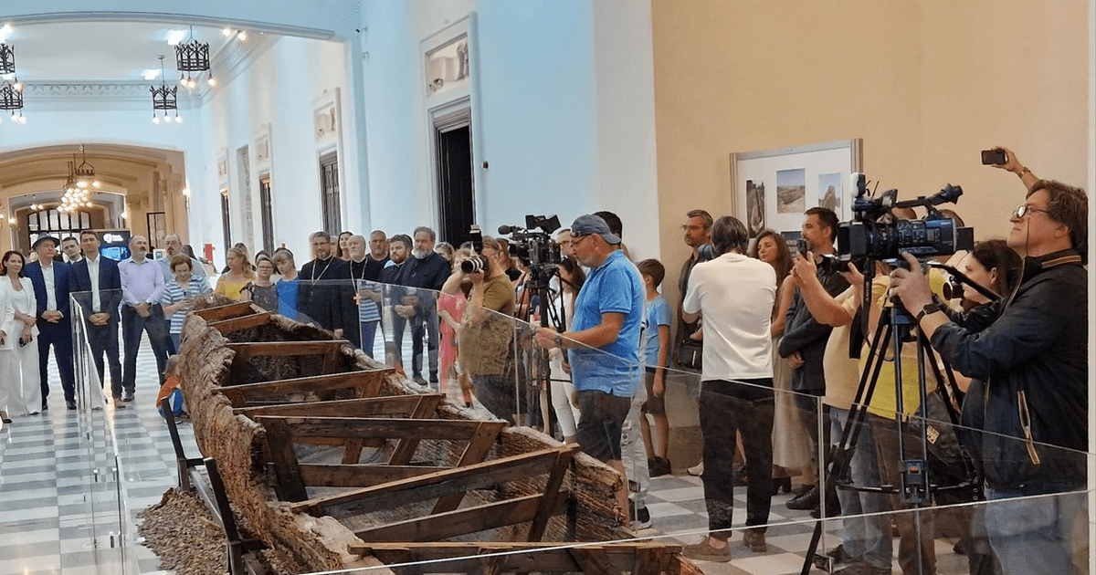 O monoxilă veche de aproximativ 500 de ani, expusă la Palatul Culturii ...