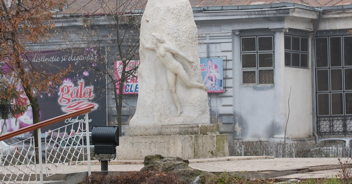 Povestea celei mai vechi statui a lui Eminescu din România. Mâna muzei ...