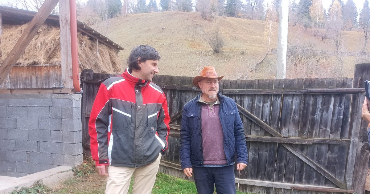 Brânză maturată cu etichetă Produs Montan, făcută de Attila, fermier ...