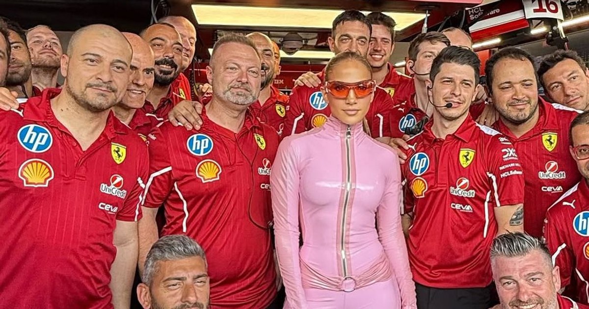 Jennifer Lopez i-a înnebunit pe cei de la Ferrari. Apariție incendiară ...