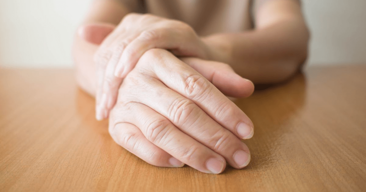 Mâini umflate: Un simptom adesea ignorat al unei afecțiuni grave!
