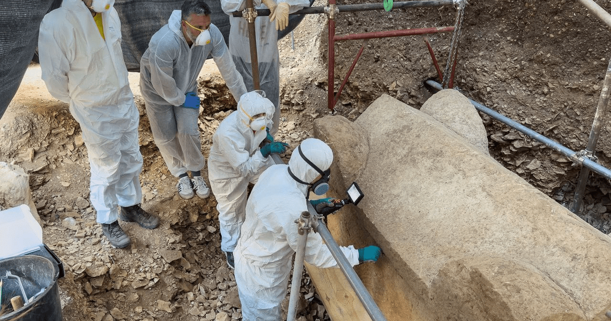 Sarcofag roman descoperit intact și sigilat, în poziția sa originală / FOTO